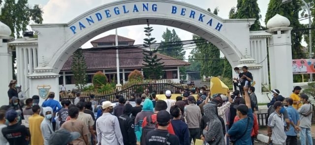 Pendopo Pandeglang Dikepung Aksi Demo KRPM, Tuding Ada Monopoli Proyek APBD