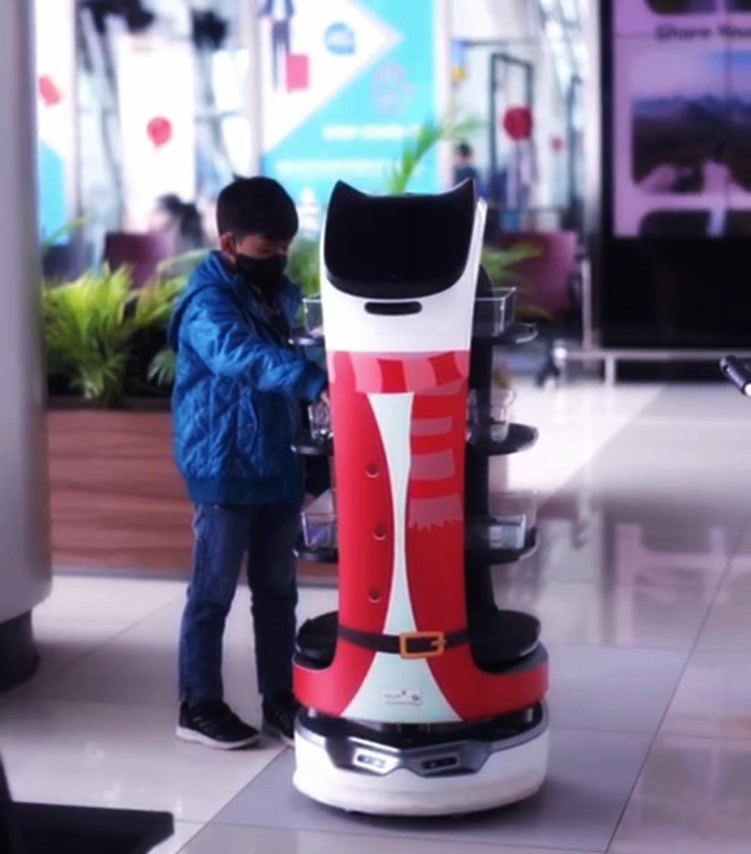 Yuk! Kenalan dengan 'Bella', Robot Pelayan Traveler di Bandara Soetta